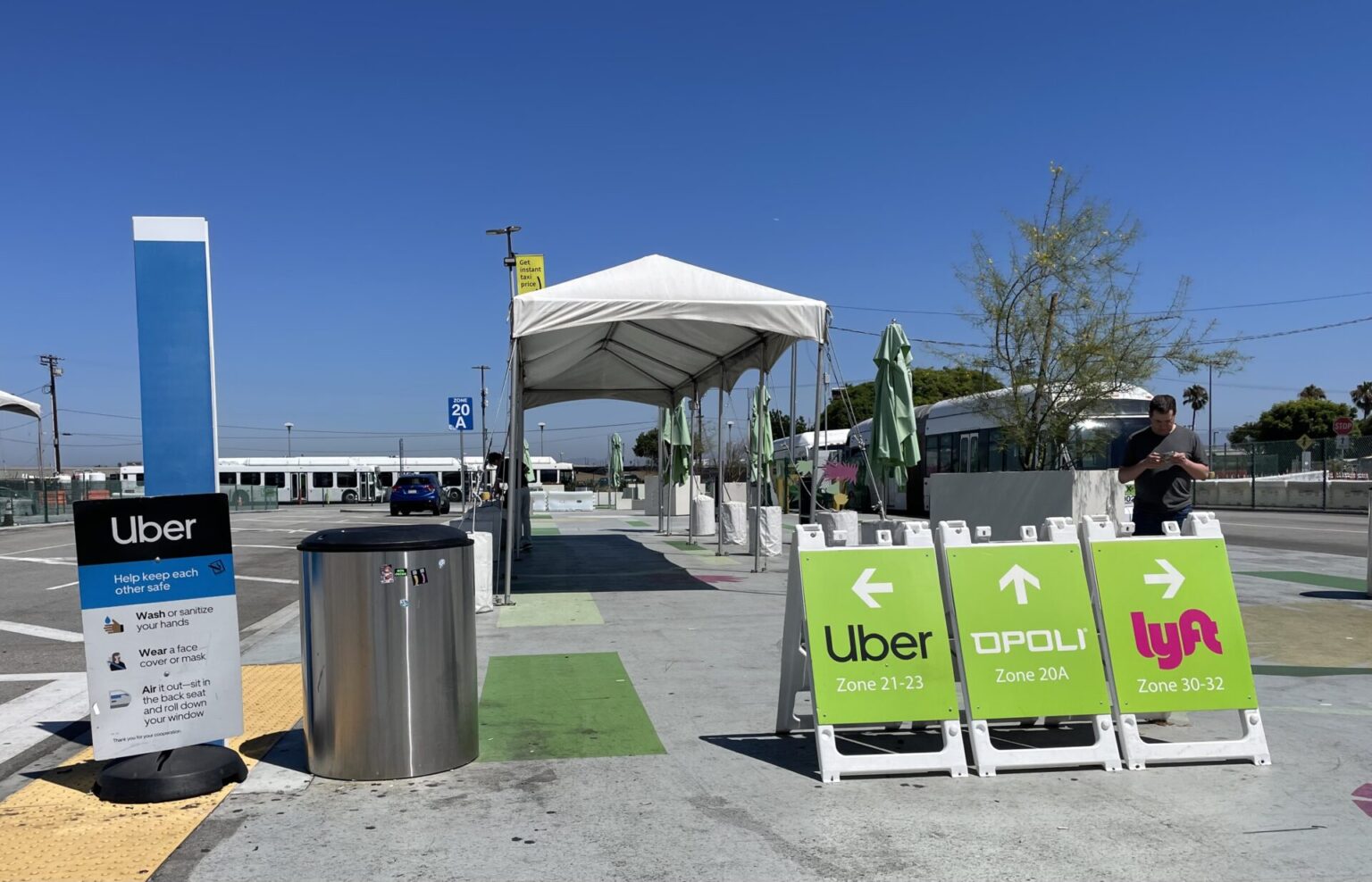 【LAX-it】ロサンゼルス空港のTaxi配車アプリ(Uber＆Lyft)乗り場 - 旅するカップル